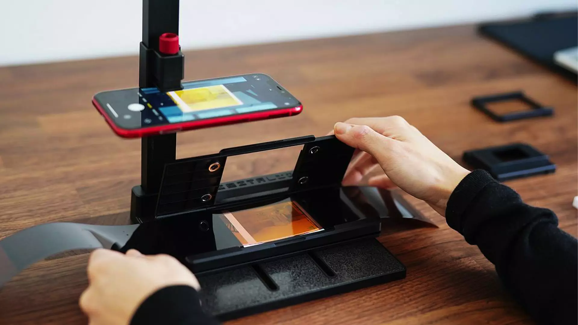 Vous pouvez numériser des films avec votre smartphone à l'aide des nouveaux kits de Lomography