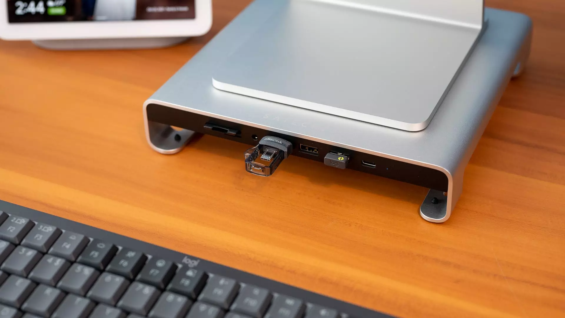 Satechi Type-C Monitor Stand Hub, USB sürücülərə qoşulmuşdur