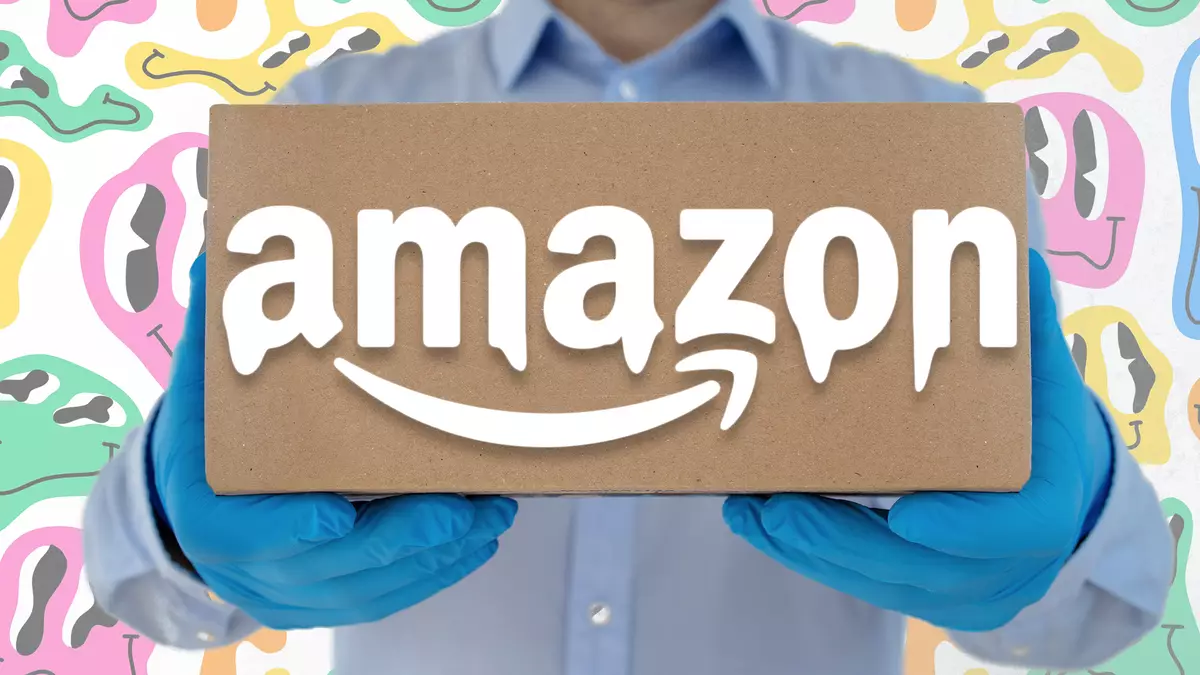 Vyras ištiesia „Amazon“ dėžutę su tirpstančiu logotipu ir trykštančiu fonu.