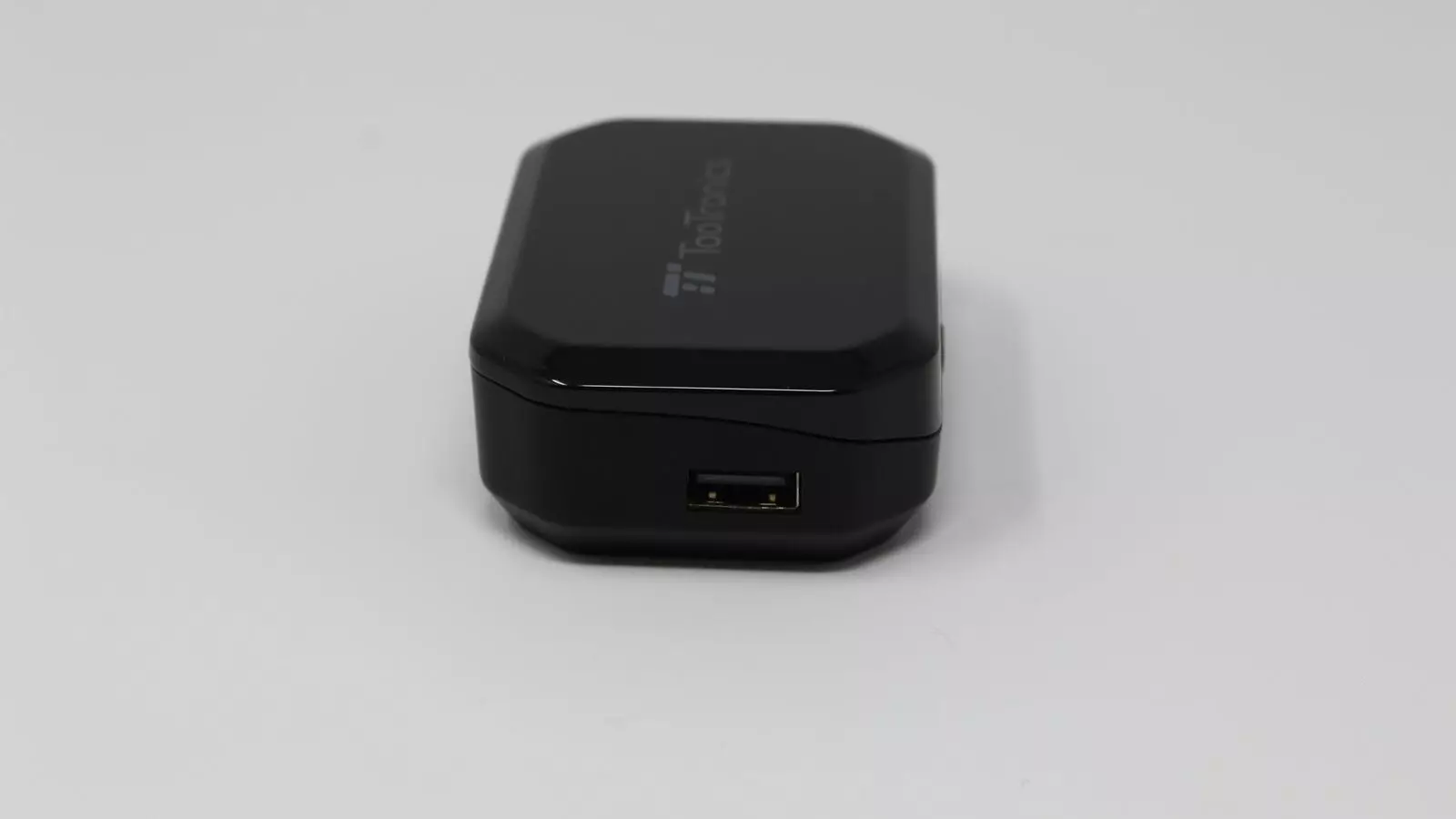 Kasing TaoTronics menunjukkan port USB-A berukuran penuh