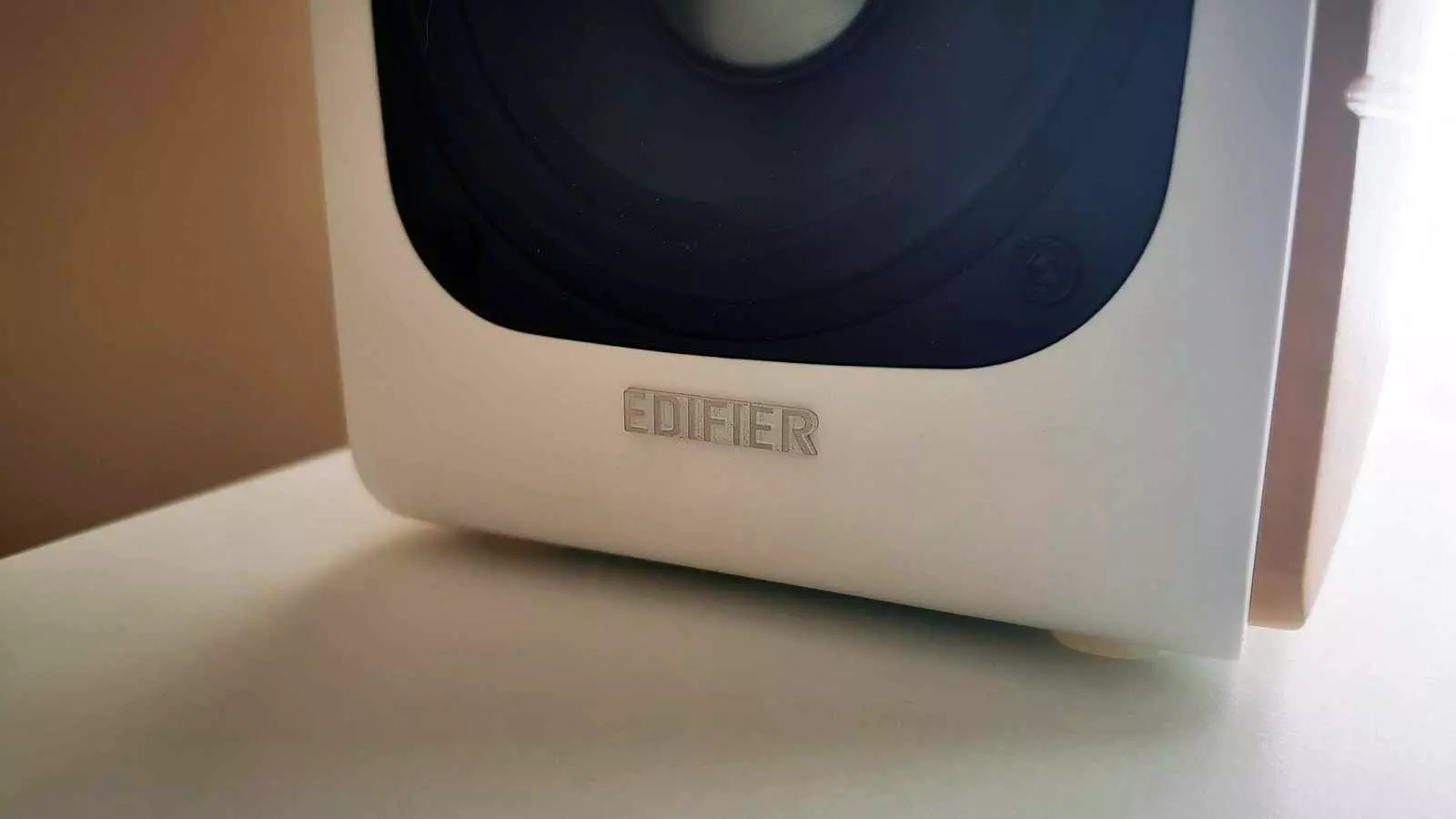 شعار Edifier S880 DB على مقدمة السماعة السلبية