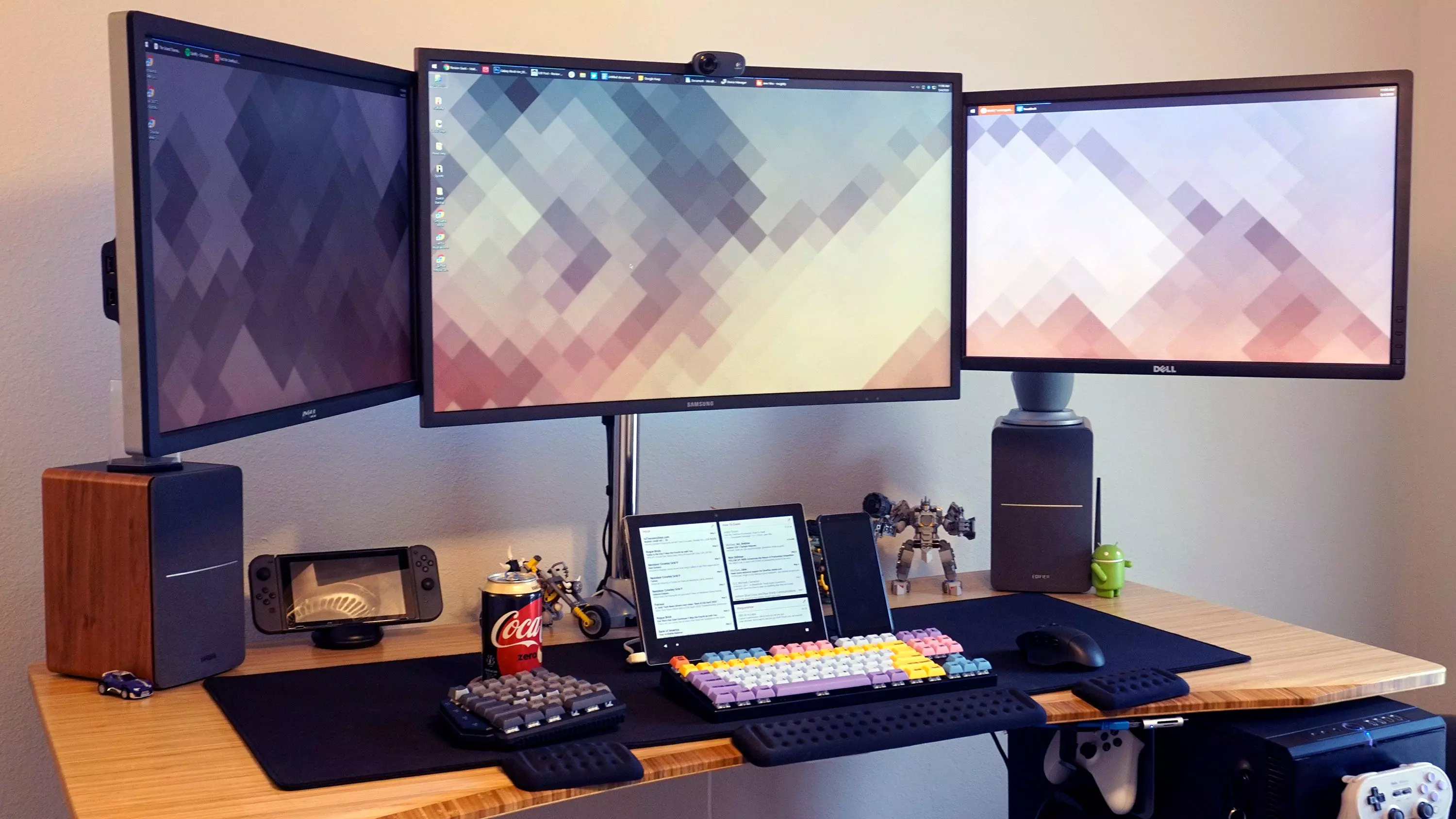 Configuració del treball des de casa de Michael: Excés d'escriptori de tres monitors
