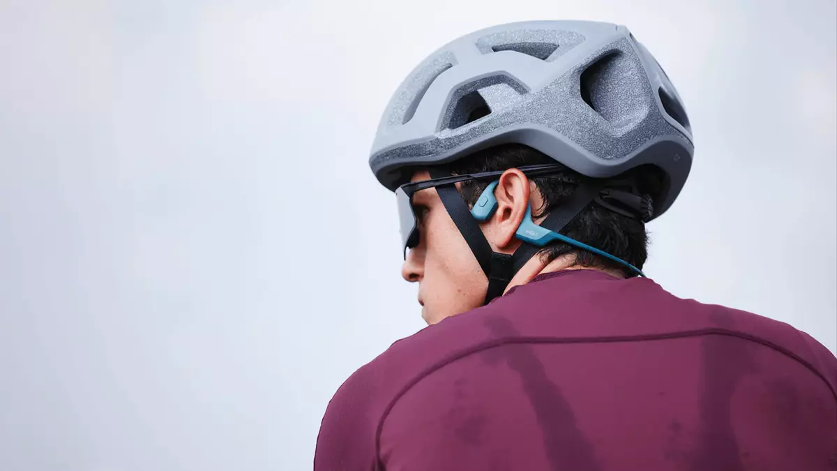 一位戴着一副骨传导耳机的自行车手。