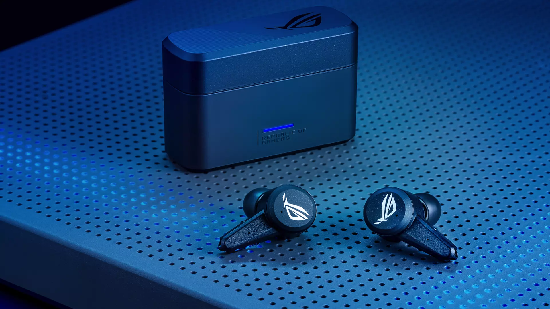 De ASUS ROG Cetra True Wireless Pro earbuds mei har oplaadkoffer.