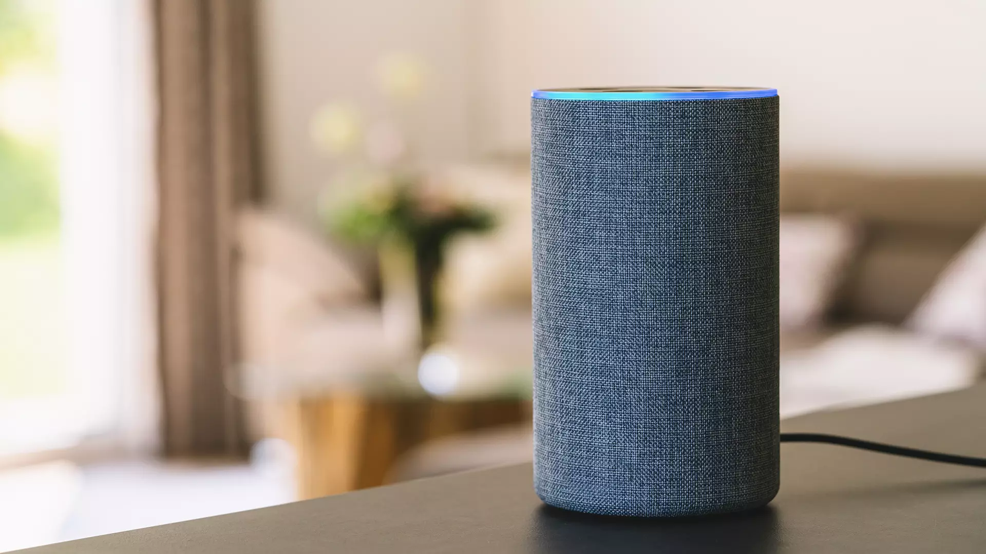 Foto speaker pintar Amazon Echo di atas meja.