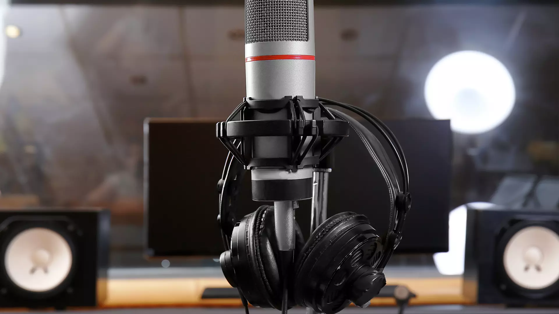 Ένα ζευγάρι ακουστικά με ανοιχτή πλάτη σε ένα στούντιο ηχογράφησης.