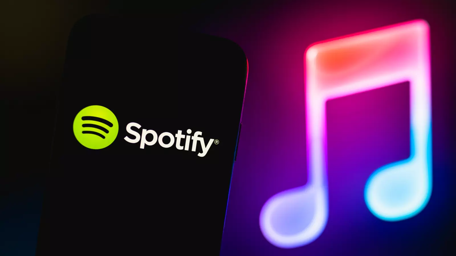Logoja e Spotify përballë ekranit neoni me dy nota muzikore