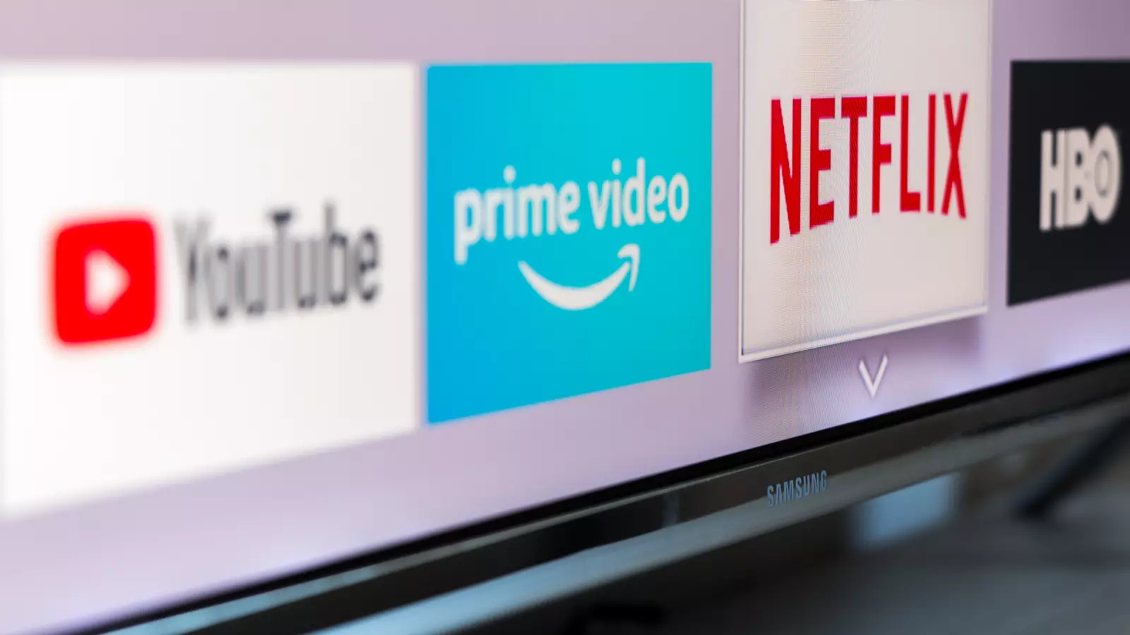 Έξυπνη τηλεόραση Samsung με λογότυπα εφαρμογών ροής βίντεο για YouTube, Prime Video, Netflix και HBO