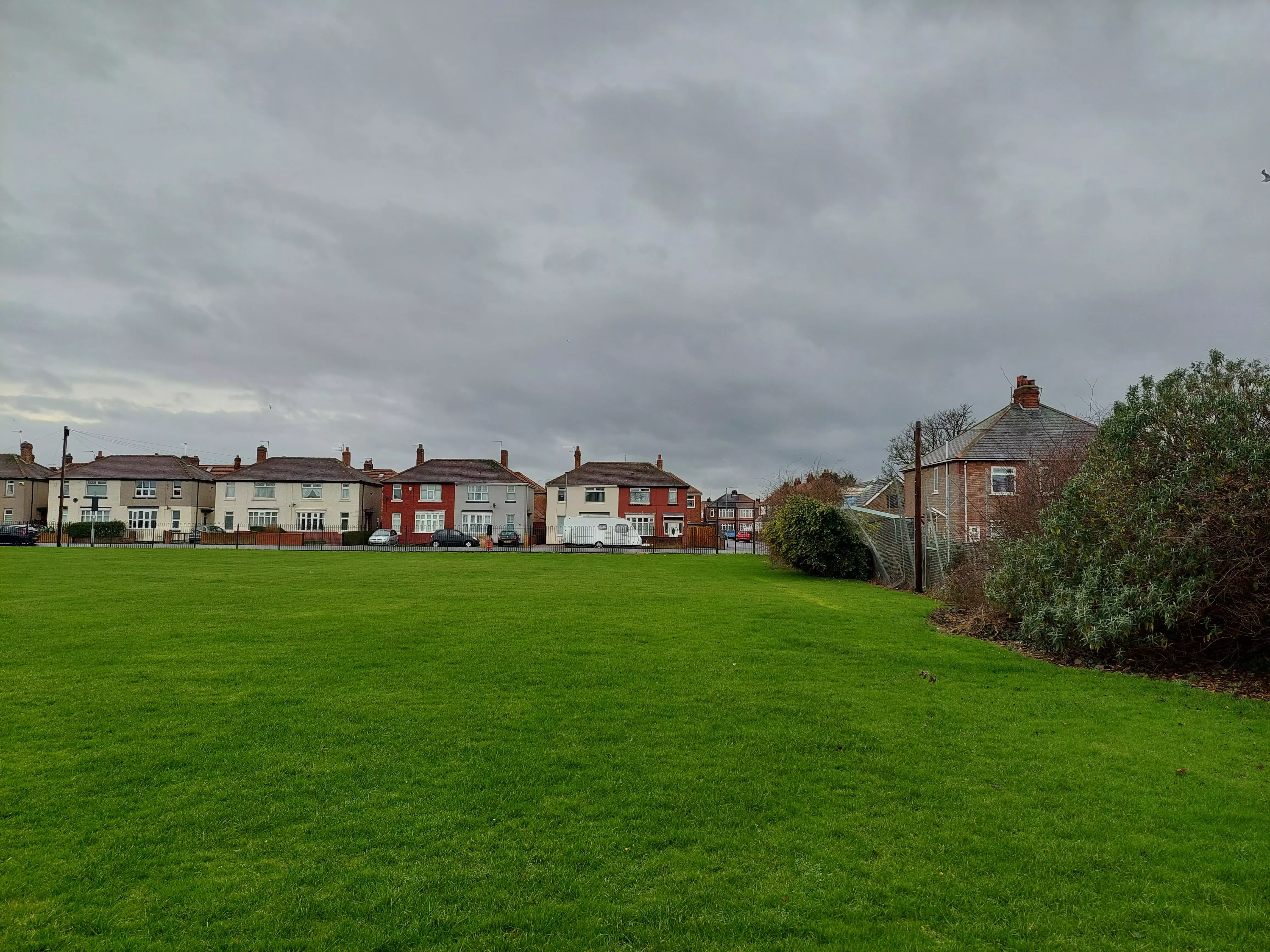 Een veld en enkele huizen genomen op de Galaxy A52S met 1x zoom