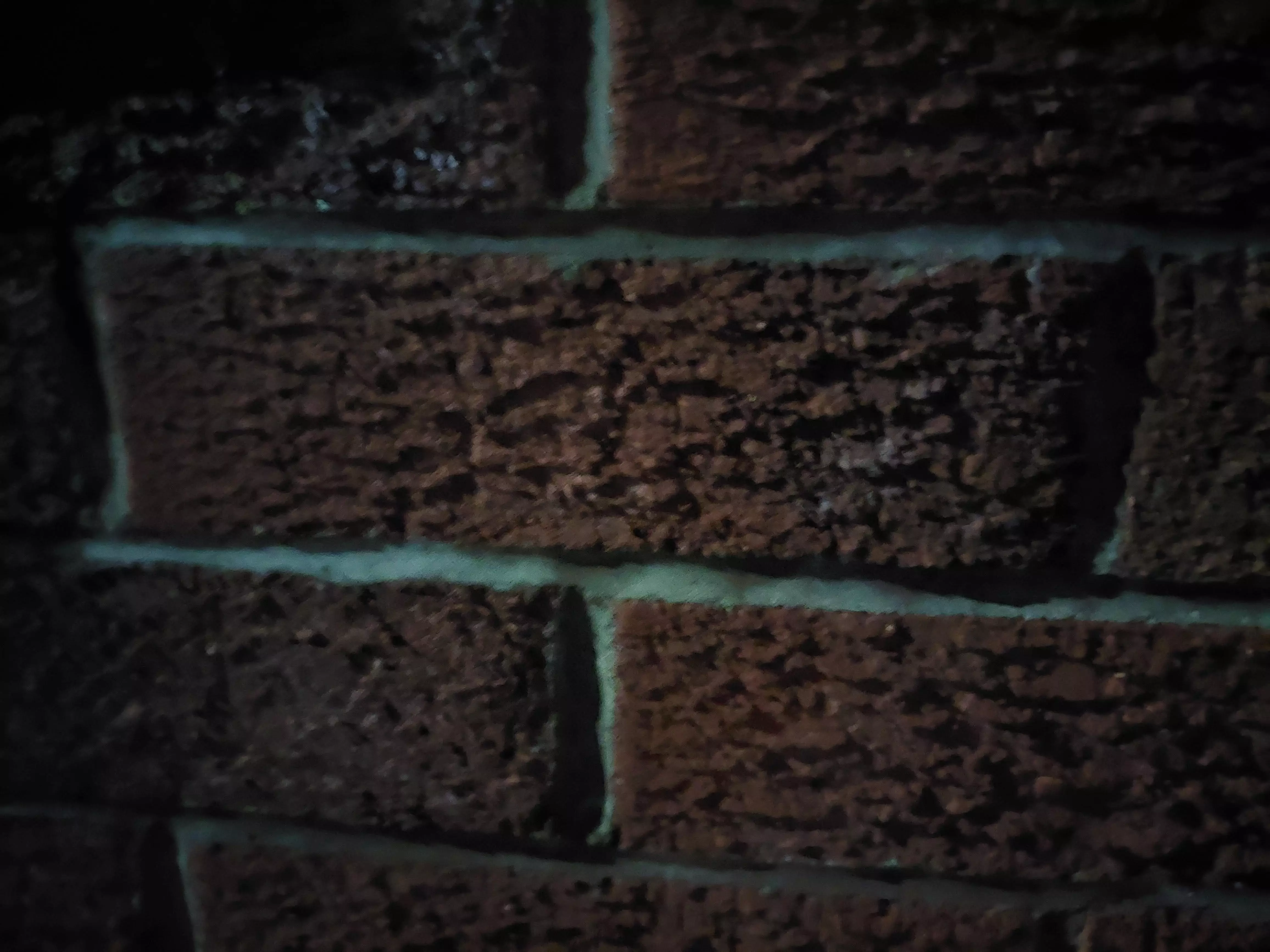 صورة لبعض الطوب تم التقاطها بهاتف Galaxy A52S ليلاً