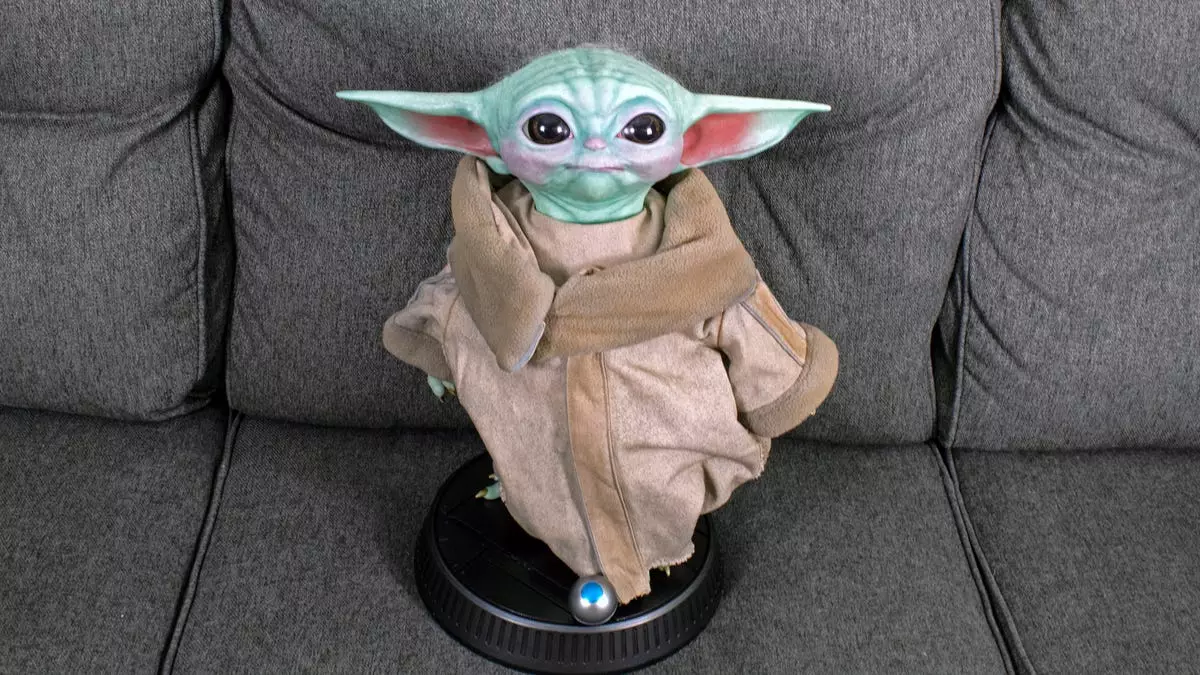 Een replica van Baby Yoda die in de camera staart.