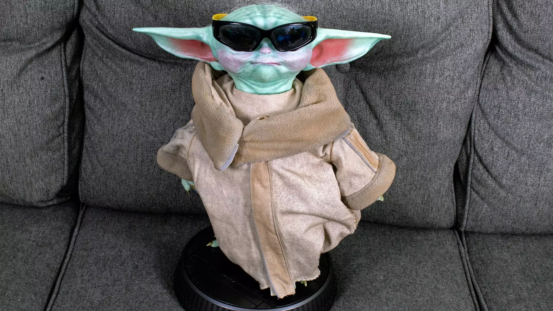 Baby Yoda draagt een zonnebril