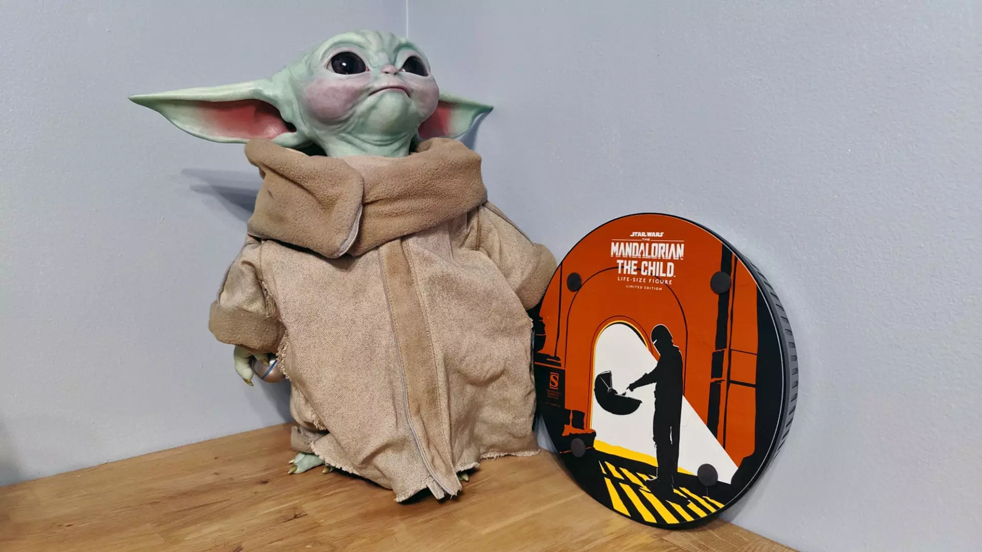 De onderkant van een standaard, met gestileerde kunstwerken van The Mandalorian Finding Baby Yoda