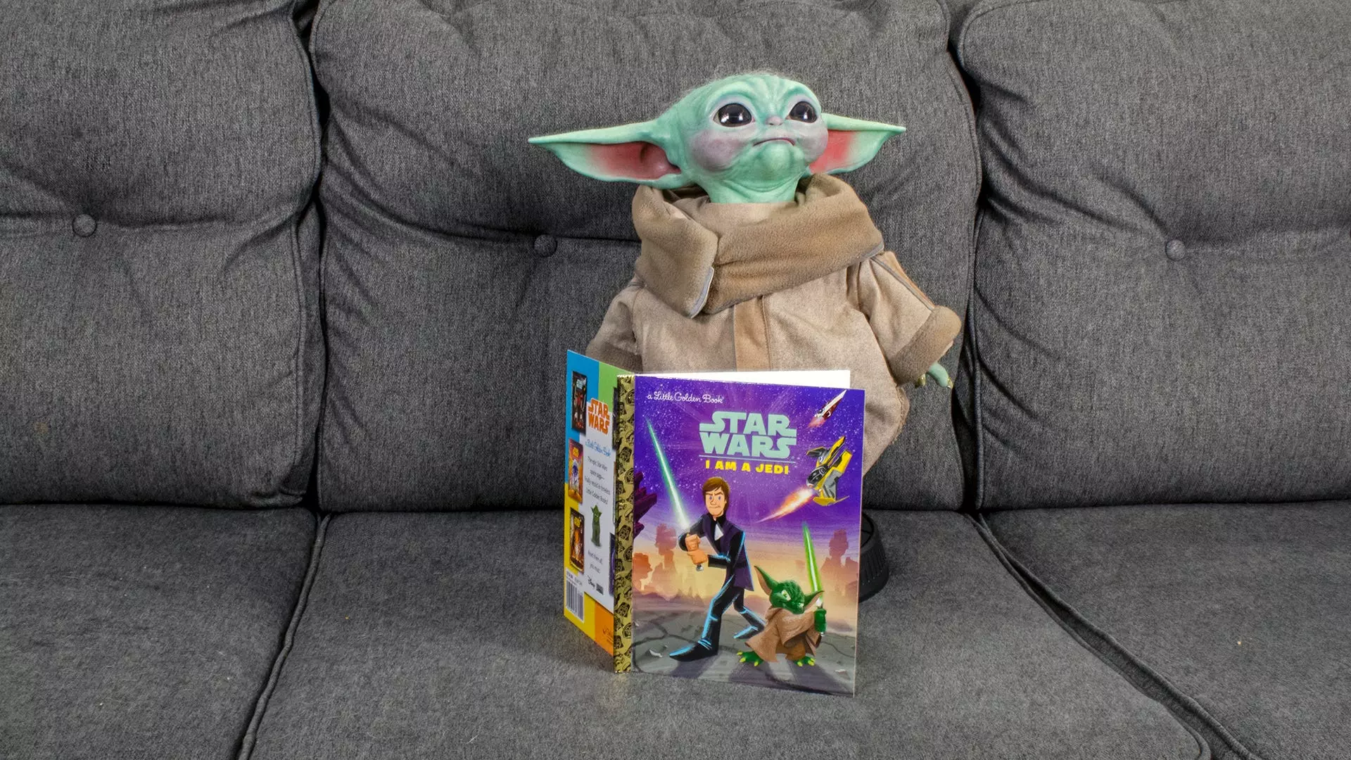 Baby Yoda naast een kinderboek 'Star Wars'.