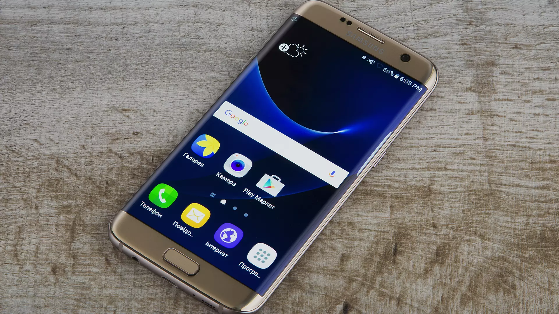 Samsung Galaxy S7'nin fotoğrafı.