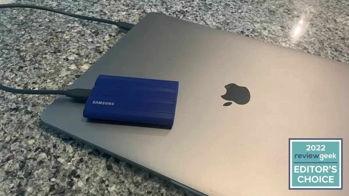 SSD T7 Shield descansando en MacBook
