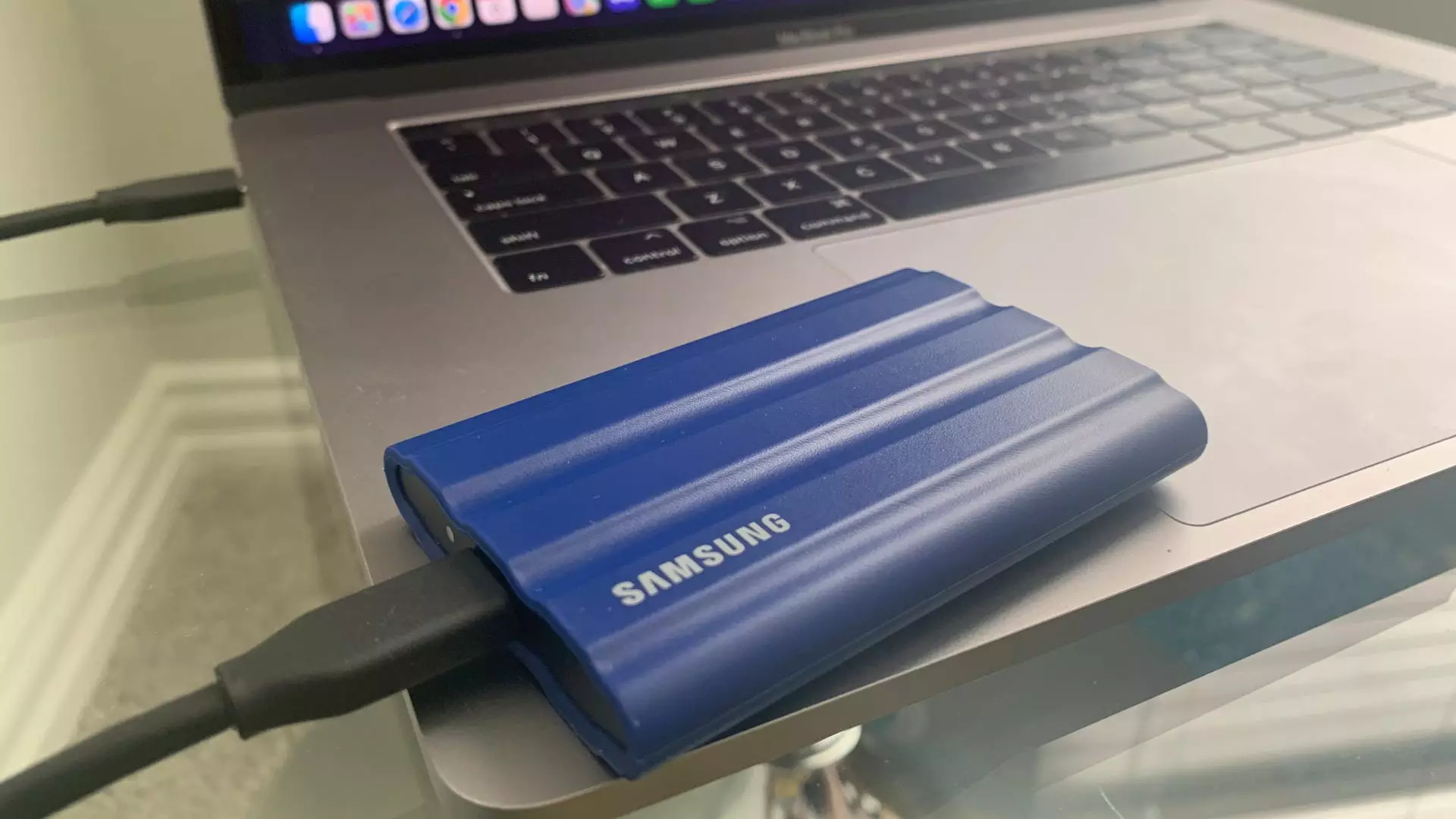 Samsung T7 Shield SSD sou laptop