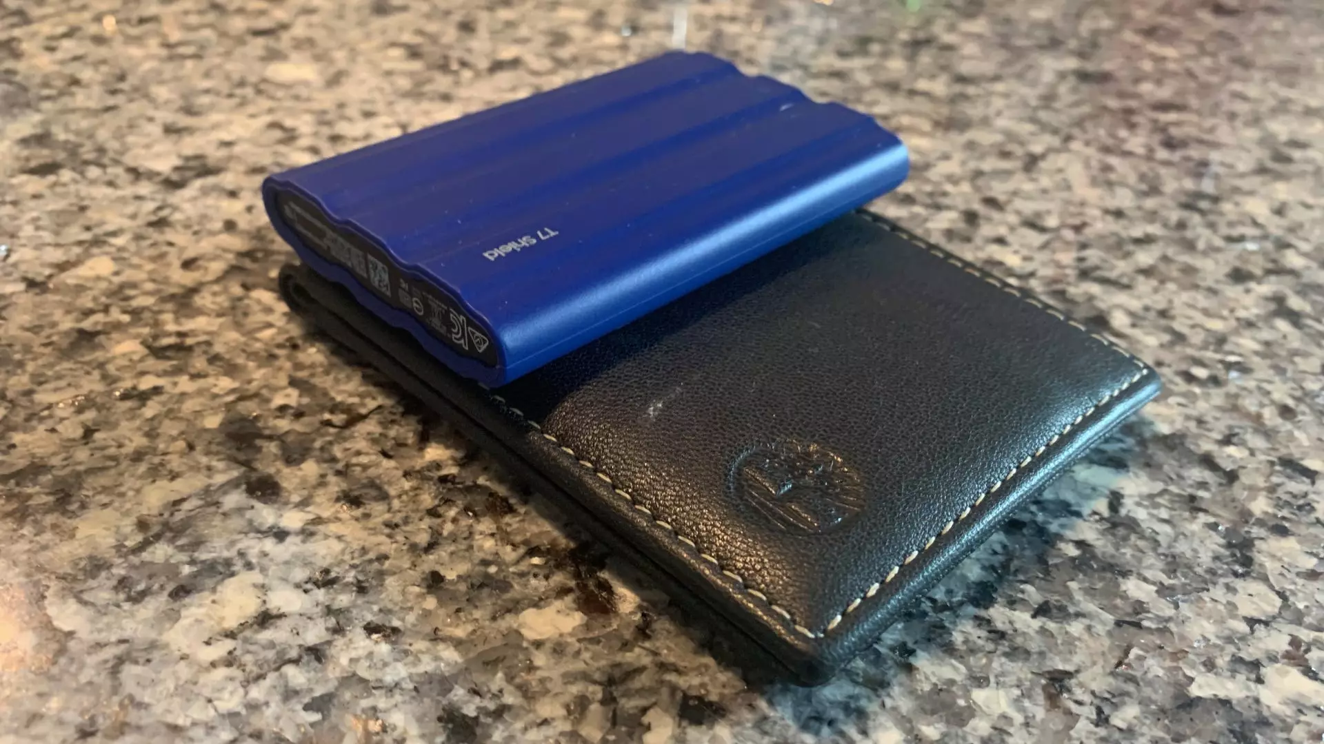 SSD T7 Shield pe portofel