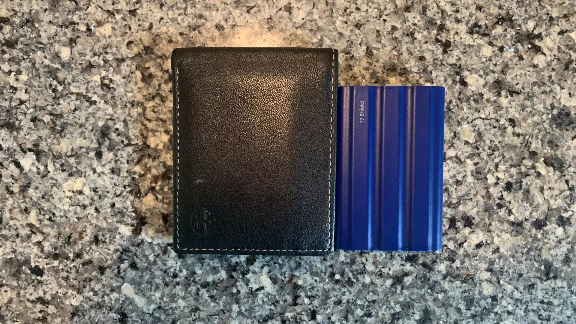 SSD T7 Shield lângă portofel