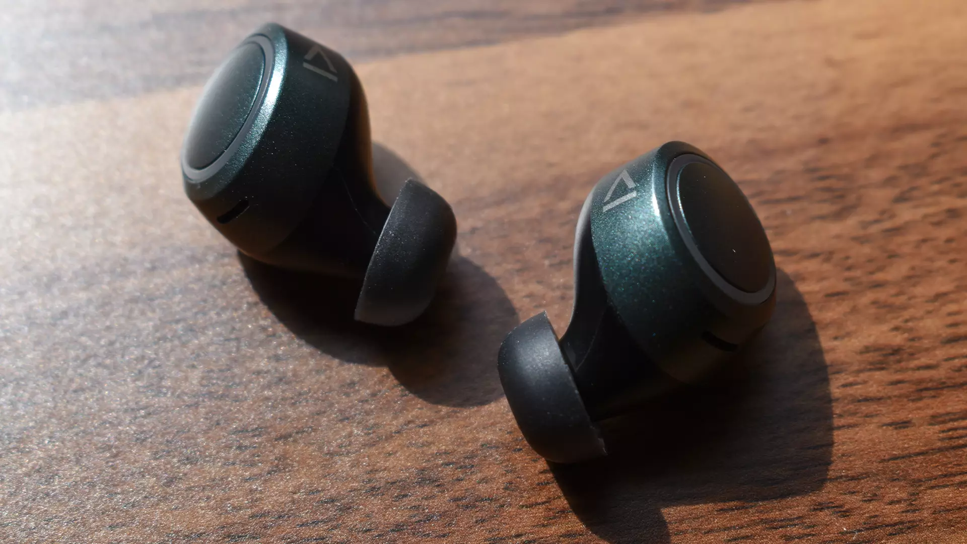 Ang Creative Outlier Air V3 earbuds.