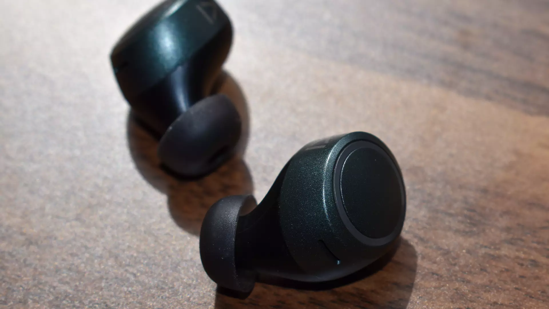 Ang Creative Outlier Air V3 earbuds.