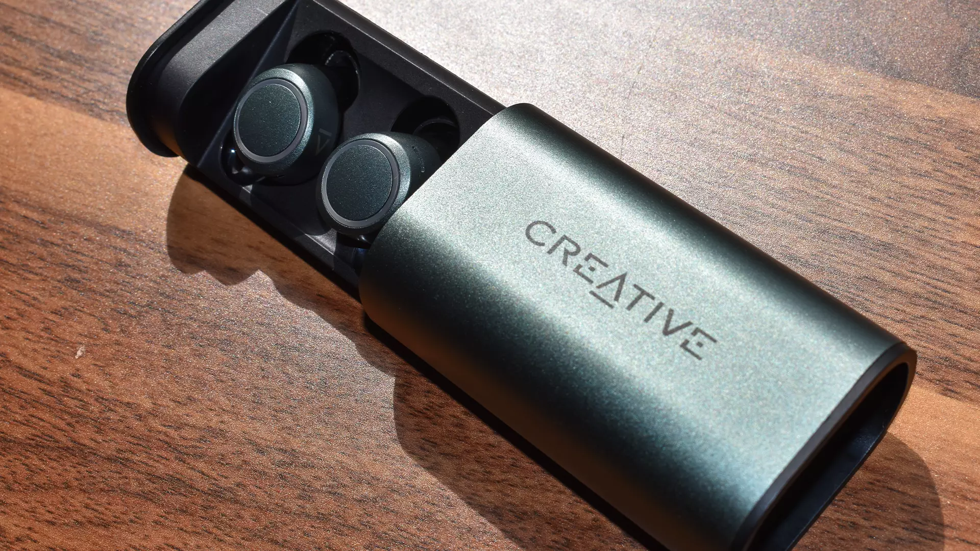 Creative Outlier Air V3 во нивниот случај. Фиоката што излегува е продолжена за да ги прикажува слушалките.