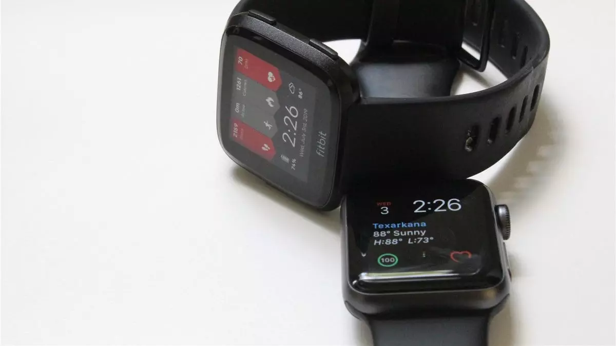 Fitbit Versa и Apple Watch Series 3