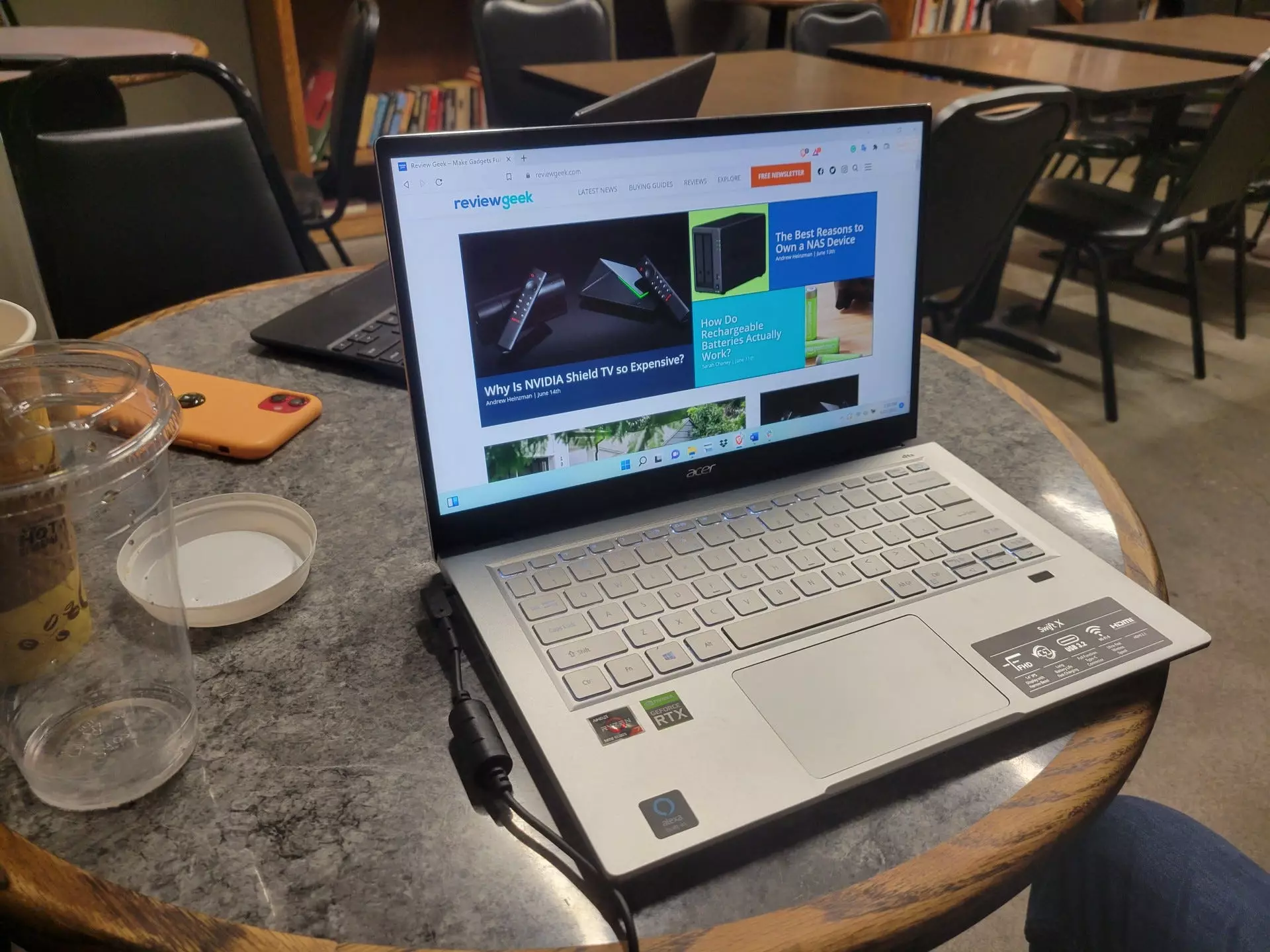 Το Acer Swift X σε ένα γραφείο καφέ
