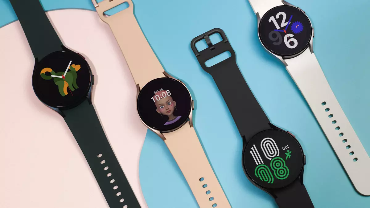 Samsung Galaxy Watch 4 មានពណ៌ខ្មៅ ស បៃតង និងស្រាសំប៉ាញ។
