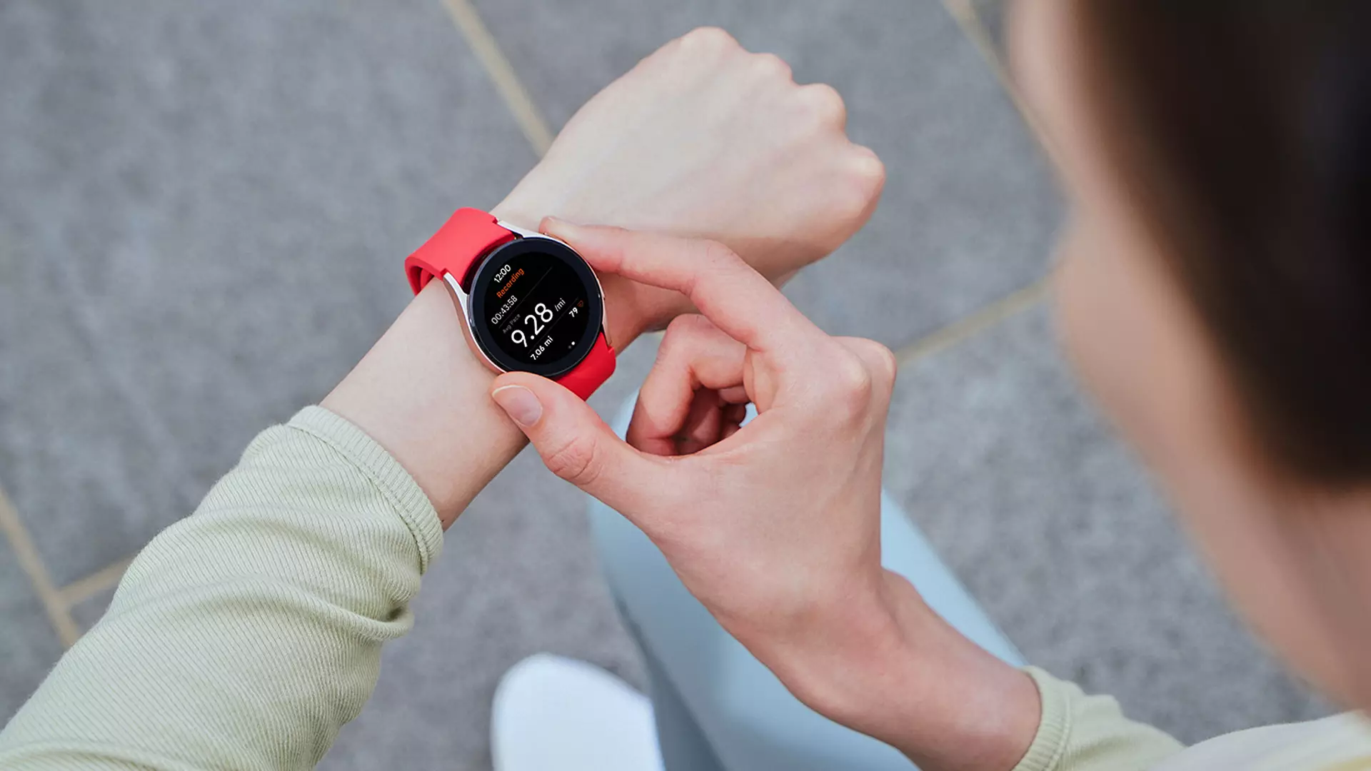 Qırmızı qolbaqlı Samsung Galaxy Watch 4.