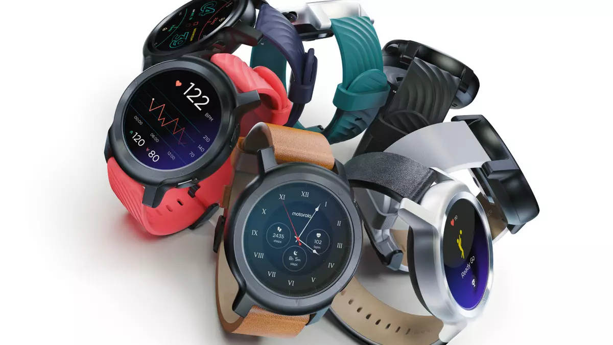 A Moto Watch 100 különböző színű csuklópántokkal.