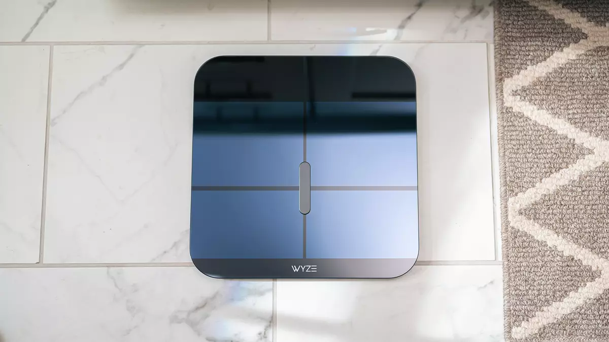 Wyze Scale X på ett badrumsgolv.