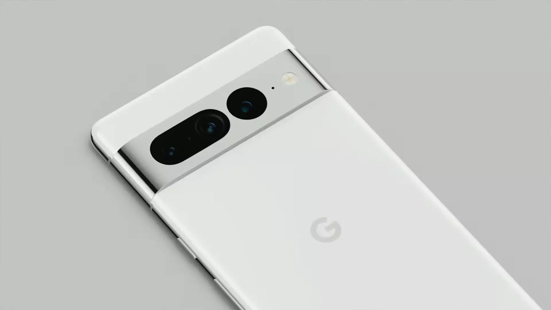 Google Pixel 7 ак түстө. Анын камера тилкесинде эки чоң арткы линзалар бар, алардын бири сүйрү формада.