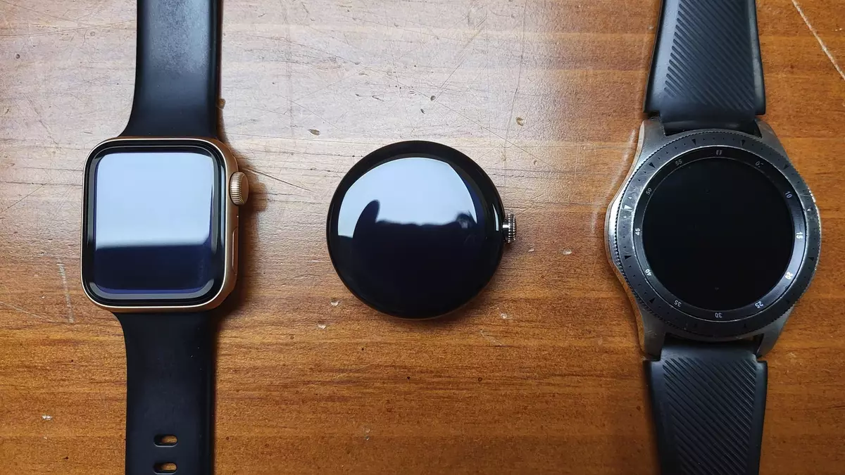 Ulinganisho unaoonyesha Saa ya Pixel karibu na Apple Watch na Galaxy Watch 4.