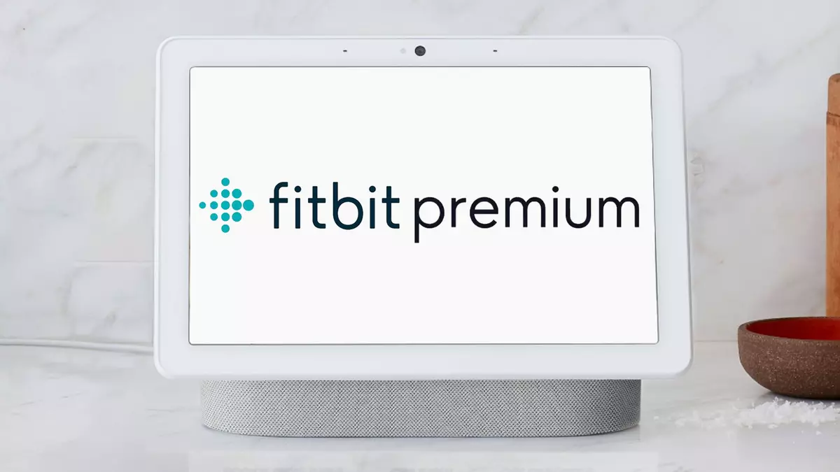 Google Nest Hub med Fitbit Premium-logo på skjermen.