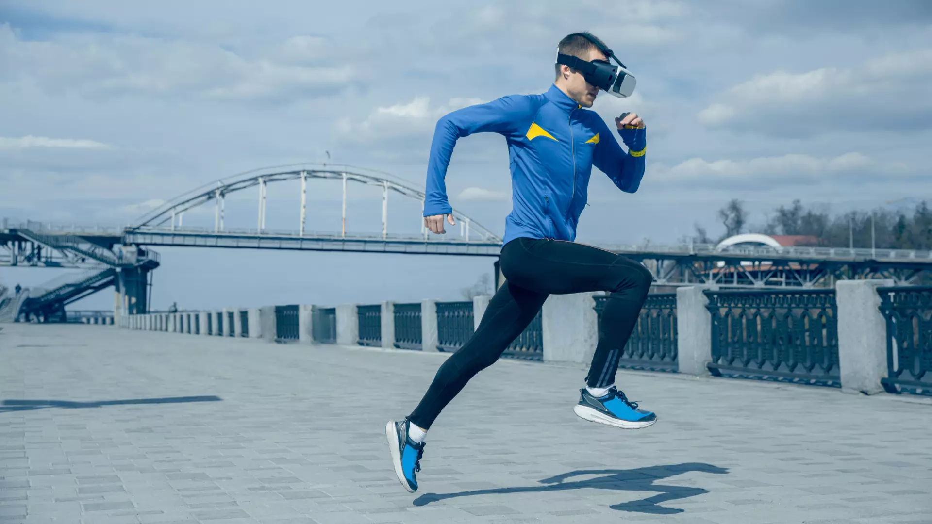Človek teče na ozadju mesta. Športnik uporablja očala VR med jutranjim tekom. Zdrav življenjski slog in visokotehnološki koncept.