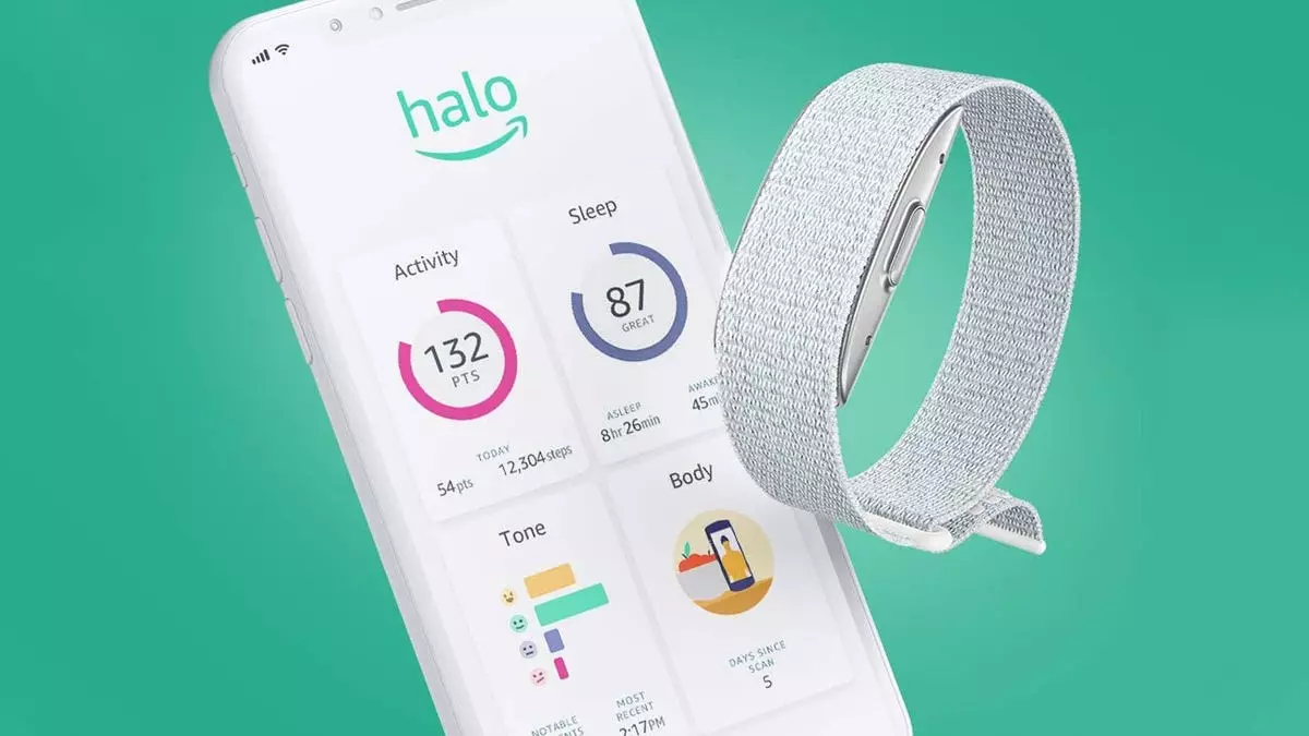 iPhone の横にある Halo フィットネス トラッカーと、健康状態の統計情報が画面に表示されている。
