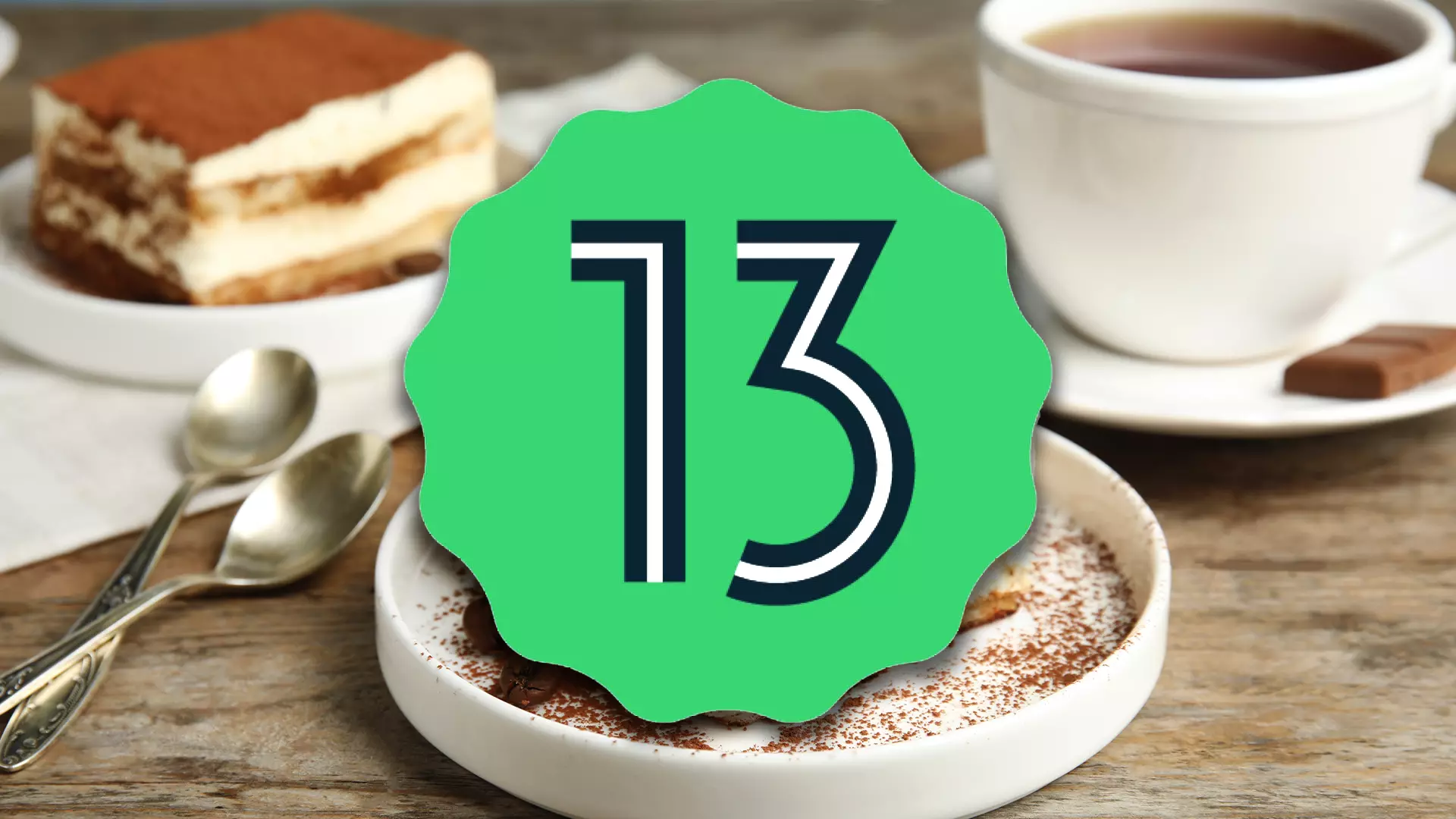 Android 13 logotips virs kafijas un tiramisu galda.