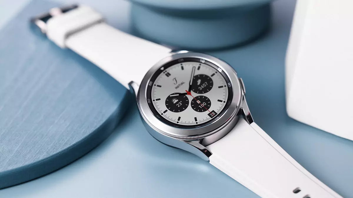 青色の背景に白色の Samsung Galaxy Watch 4 Classic。