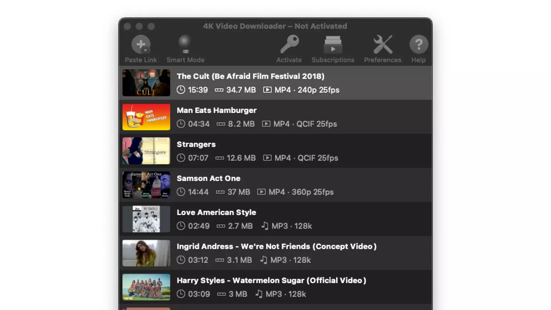 Aplikace 4K Video Downloader se seznamem stažených filmů a hudebních videí.