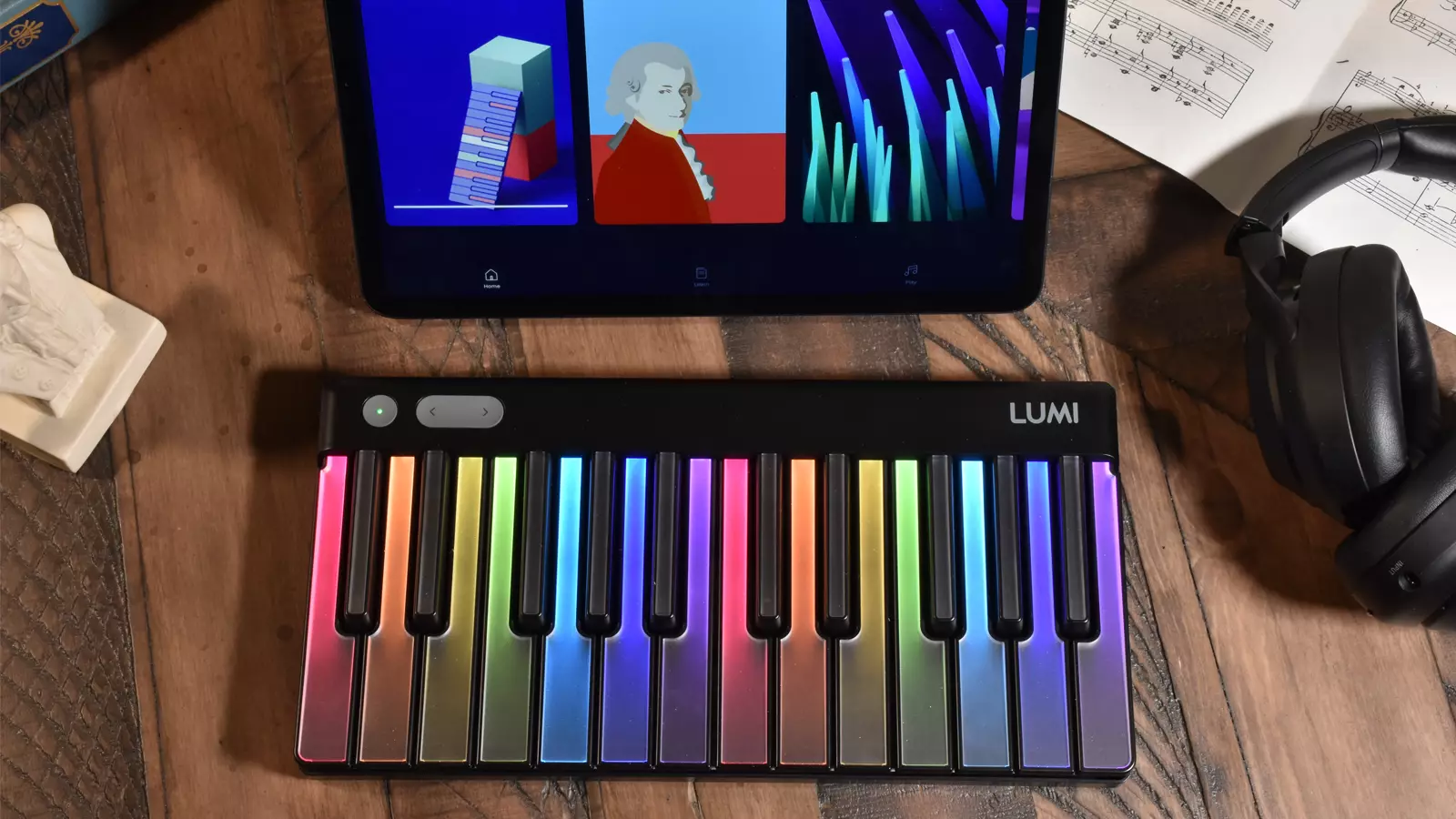 LUMI-Ŝlosiloj sur tablo kun apo sur iPad Pro kaj aŭdiloj