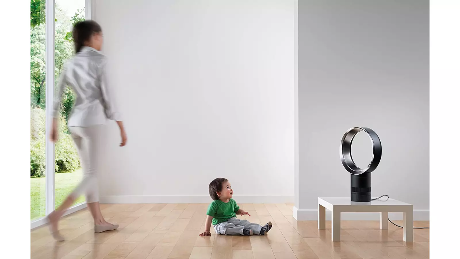 Dyson Air Multiplier AM06 ventilatore senza pale premium in un soggiorno con una mamma e un bambino