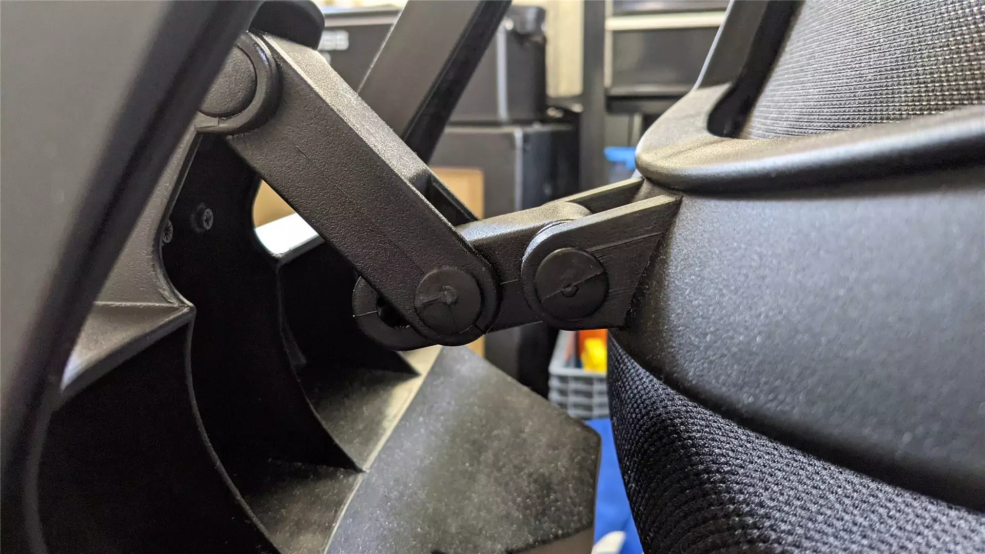 Il meccanismo flessibile inferiore sullo schienale della sedia