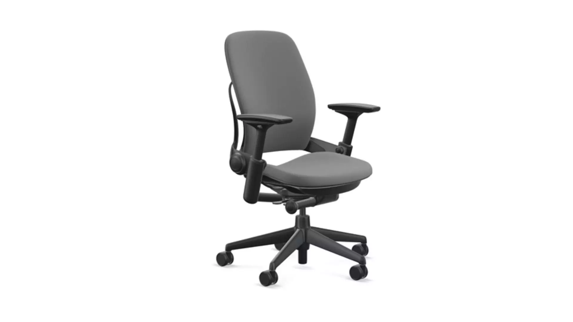 Модель высокопроизводительного эргономичного офисного кресла Leap от Steelcase серого цвета слегка повернута в сторону, чтобы показать подлокотники.