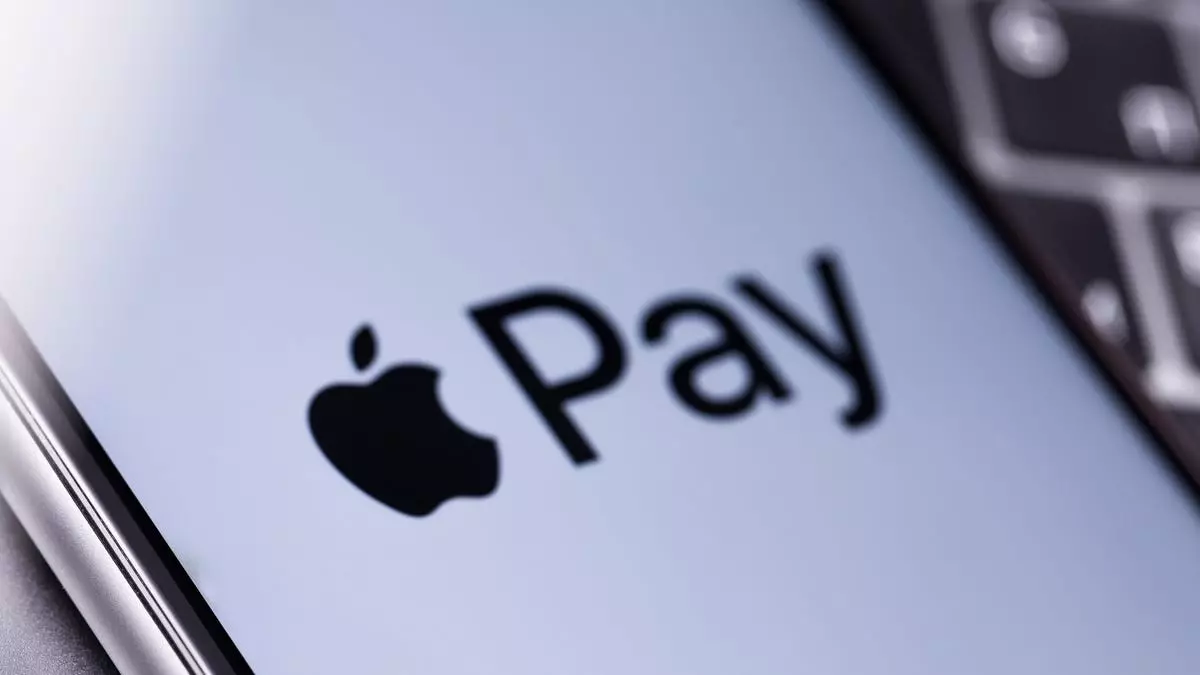 Apple iPhone с лого на Apple Pay на клавиатурата.
