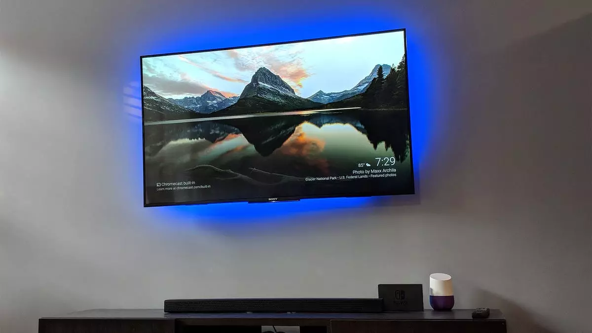 Televizor s plochou obrazovkou namontovaný na stěně, aniž by na něm visely nevzhledné kabely.