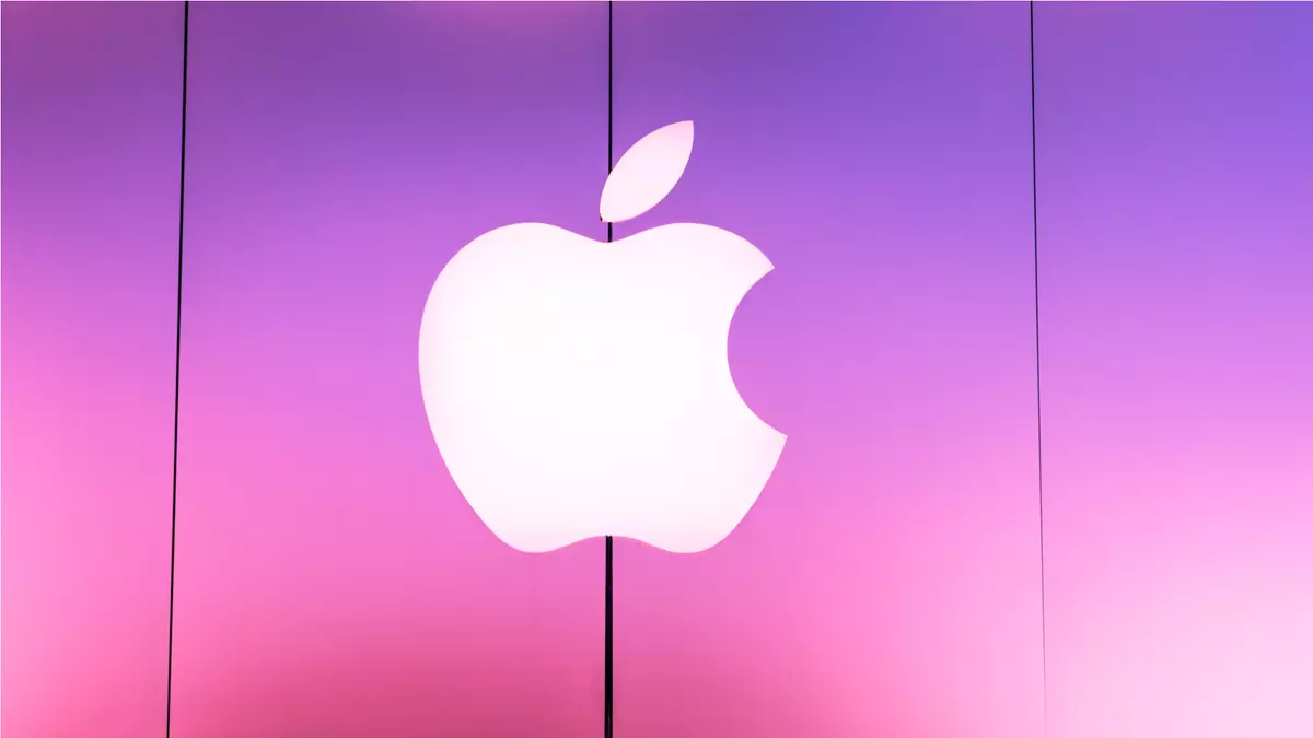Logotip d'Apple a l'entrada de la botiga Apple situada al centre comercial La Cantera de Sant Antoni
