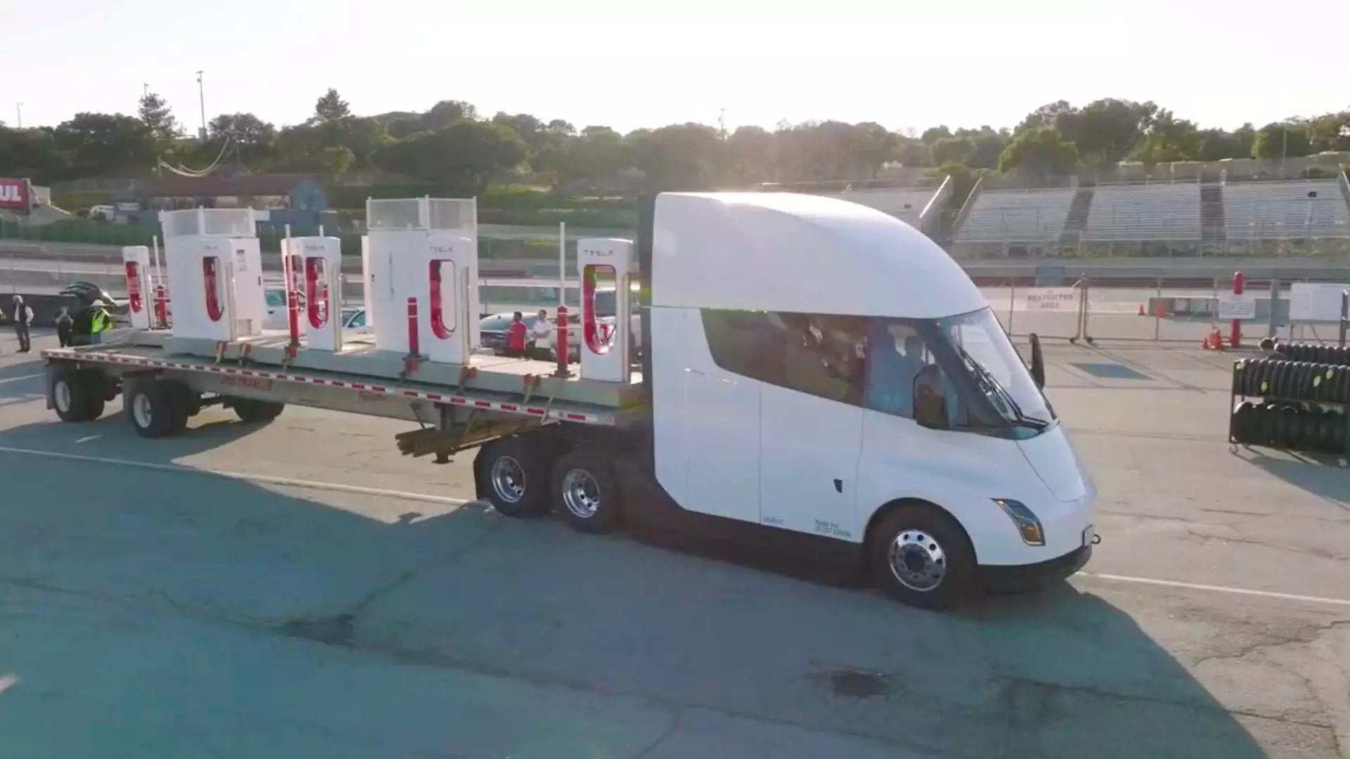 Nasehon'i Tesla ny Supercharger Semi Delivering Electric