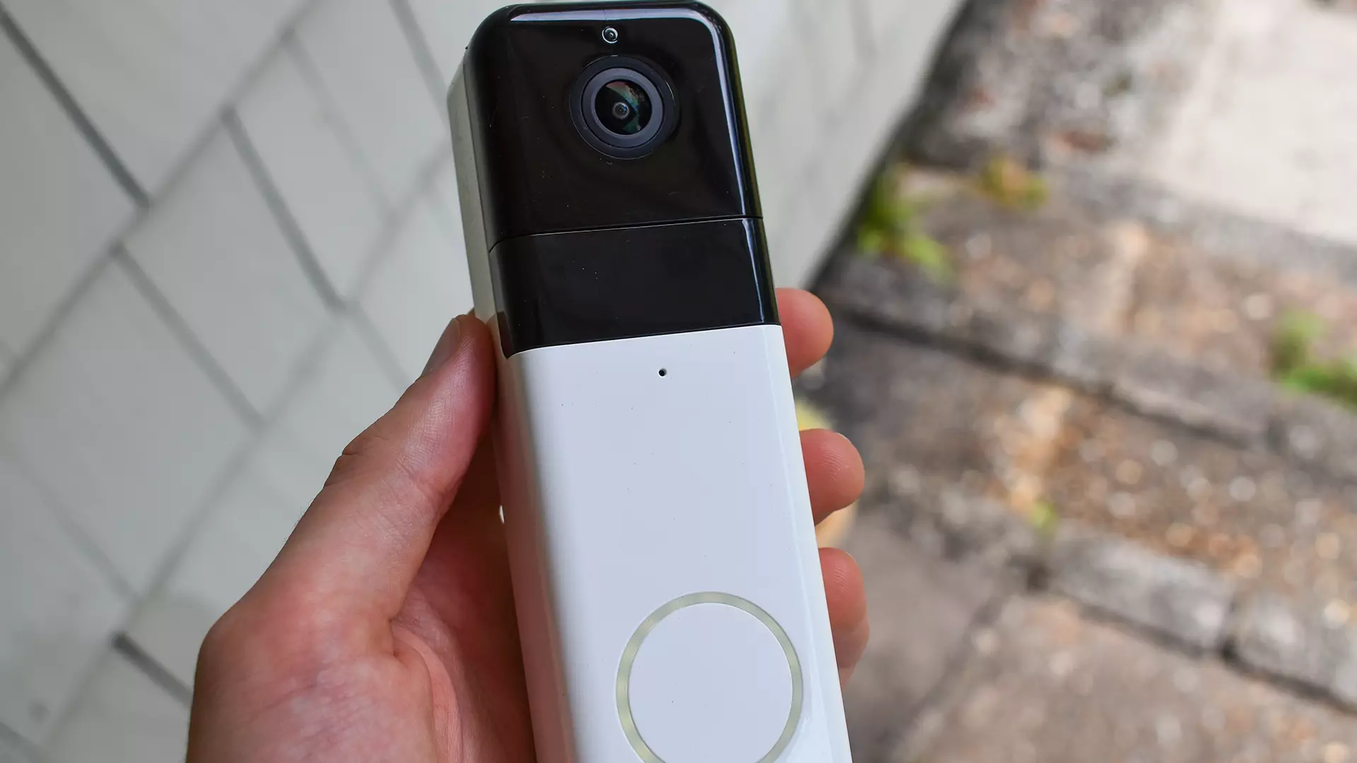 Sostendo o Wyze Video Doorbell Pro na man.