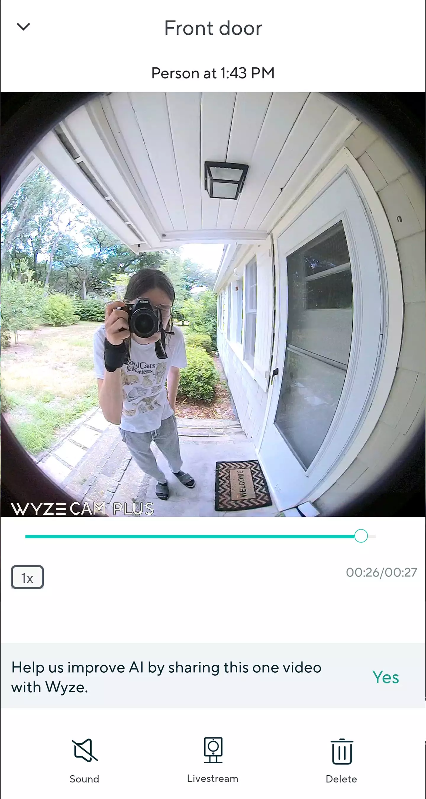 Eu de pé no meu pórtico apuntando cunha cámara ao Wyze Video Doorbell Pro.